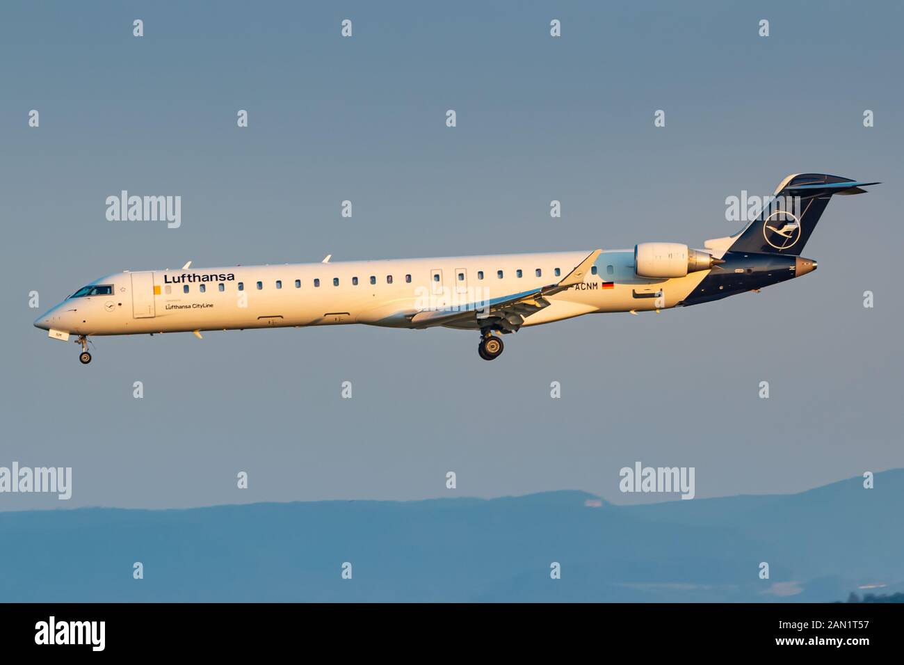 Bombardier crj 900 hi-res stock photography and images - Alamy