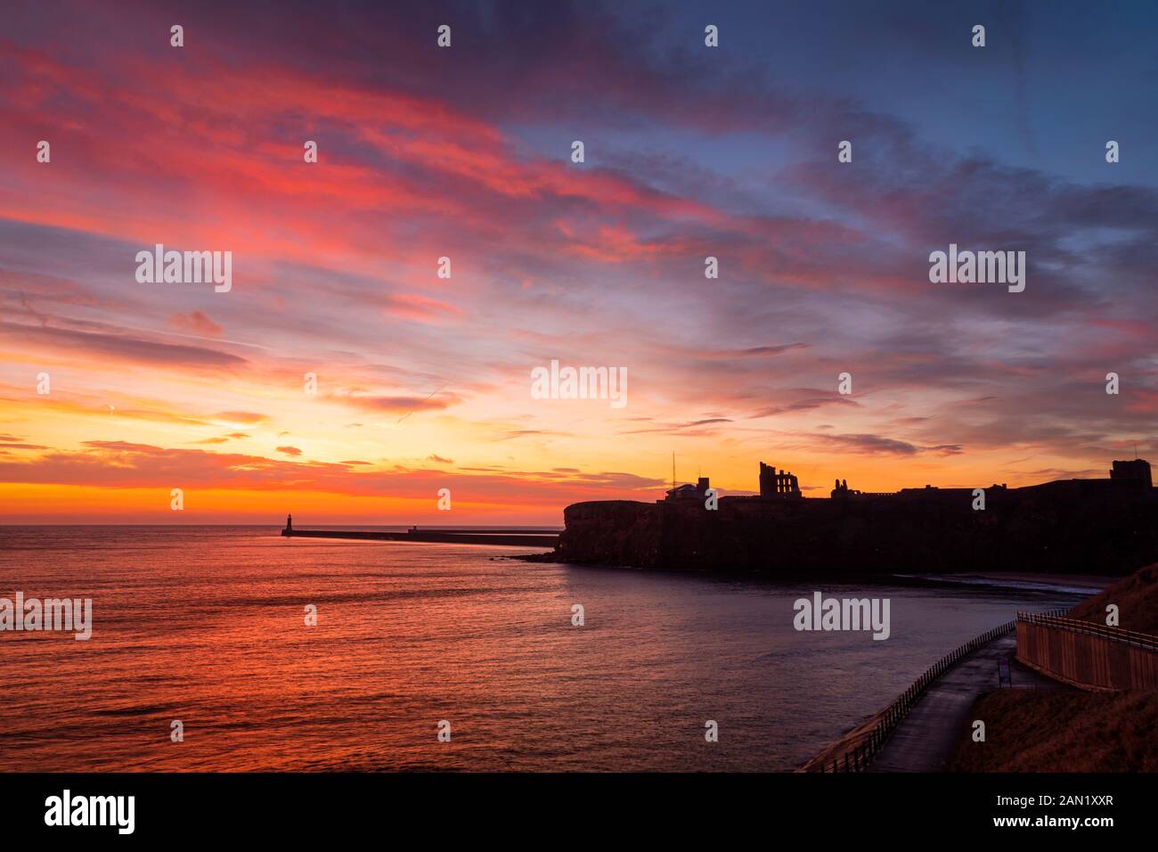 Tynemouth pier hi-res stock photography and images - Alamy