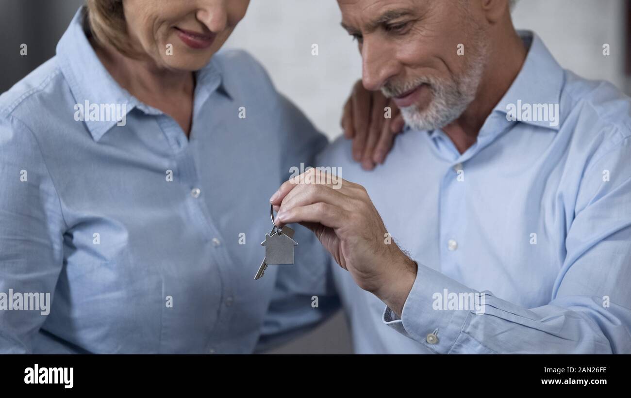 Woman holding key ring with keys hi-res stock photography and images ...