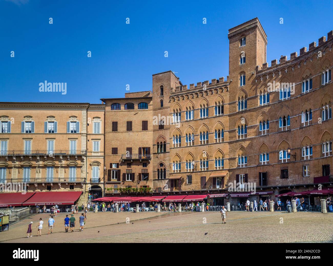 palazzi signorili (mansionhouses) line the enormous public space of ...