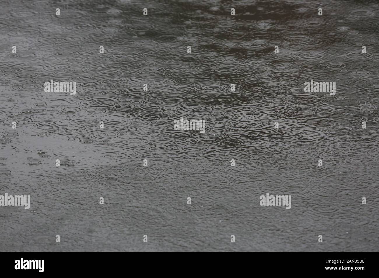 Rain hitting the water hi-res stock photography and images - Alamy