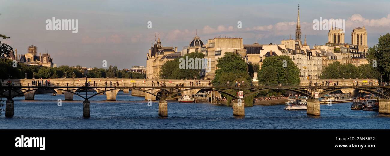 Love lock bridge eiffel tower hi-res stock photography and images - Alamy