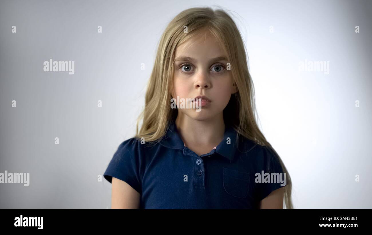 Children looking scared hi-res stock photography and images - Alamy