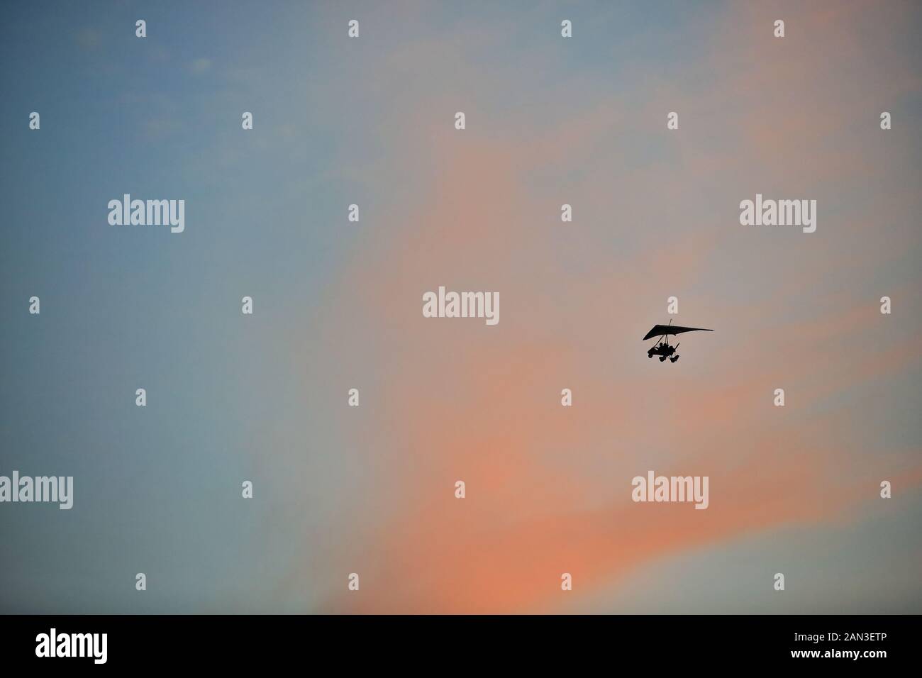 Silhouette microlight glider light aircraft hi-res stock photography ...