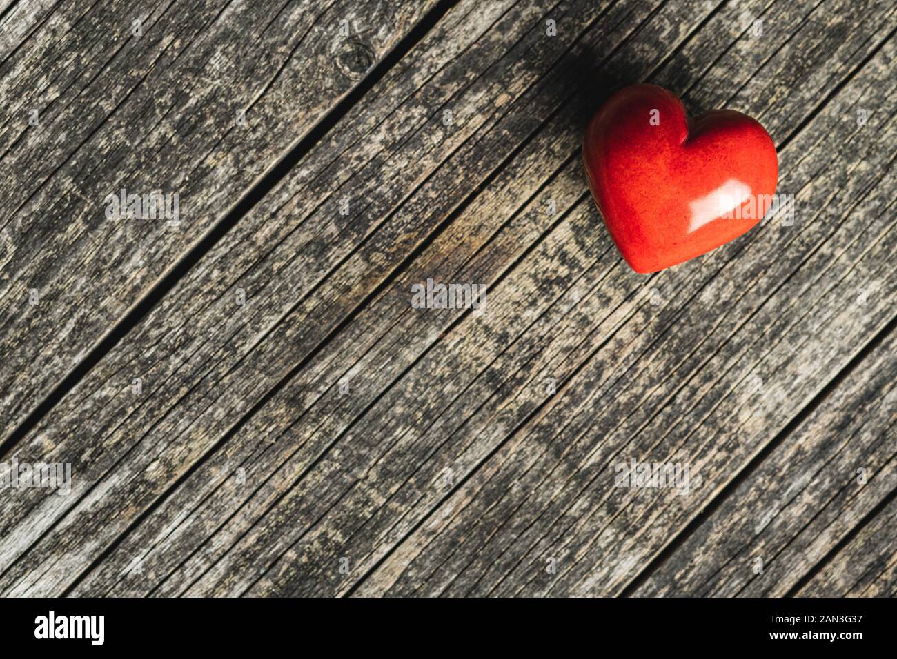 Red heart on old wooden table. Love heart. Top view Stock Photo - Alamy