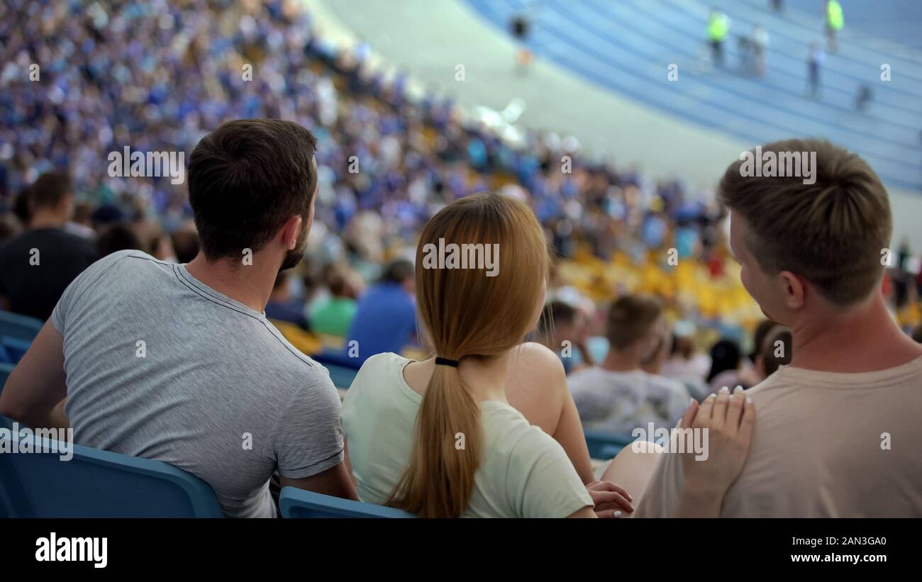Crowd of people sitting watching game hi-res stock photography and ...
