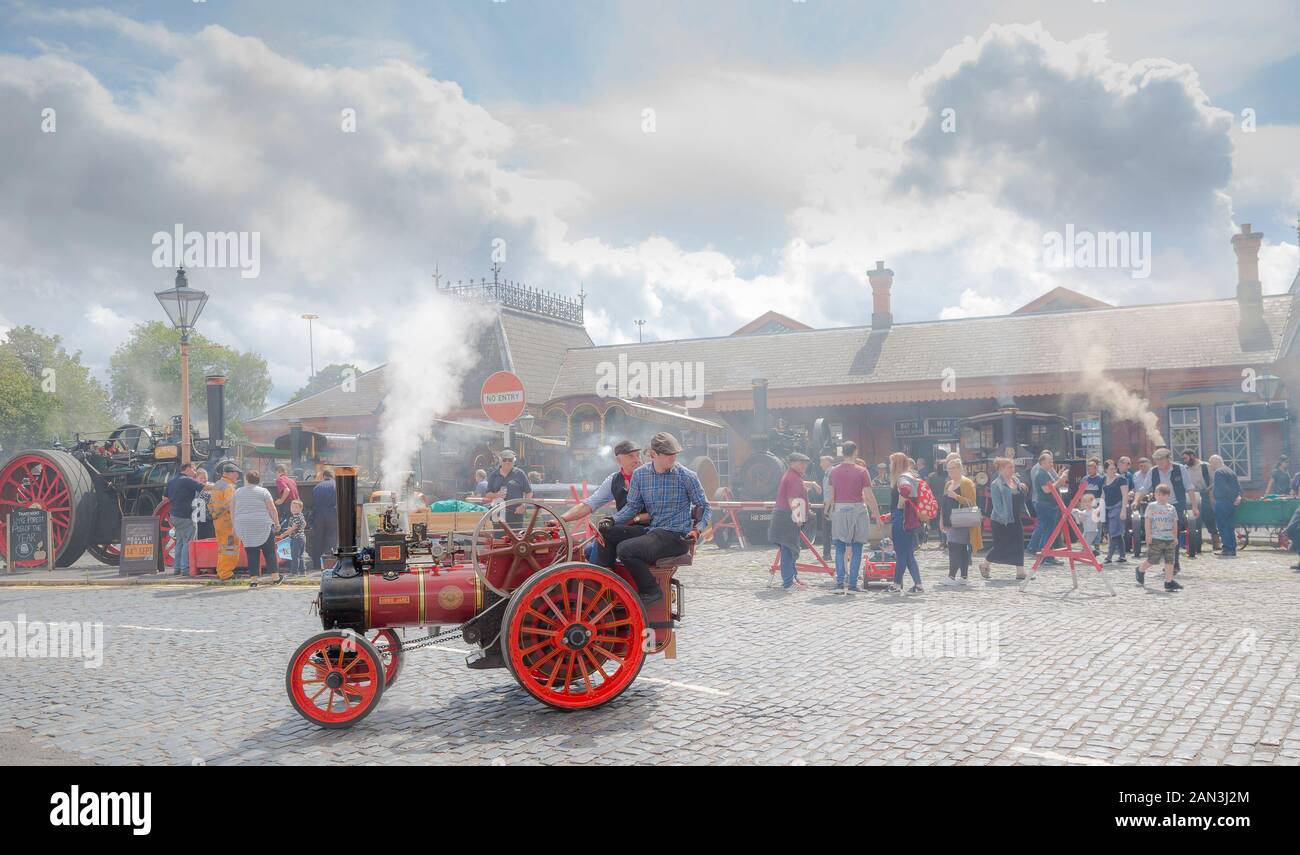 Vintage UK steam traction engines preserved, on show and working at a ...