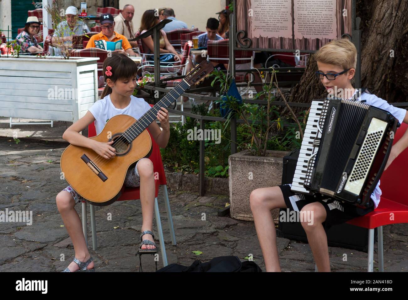 Children busking hi-res stock photography and images - Alamy