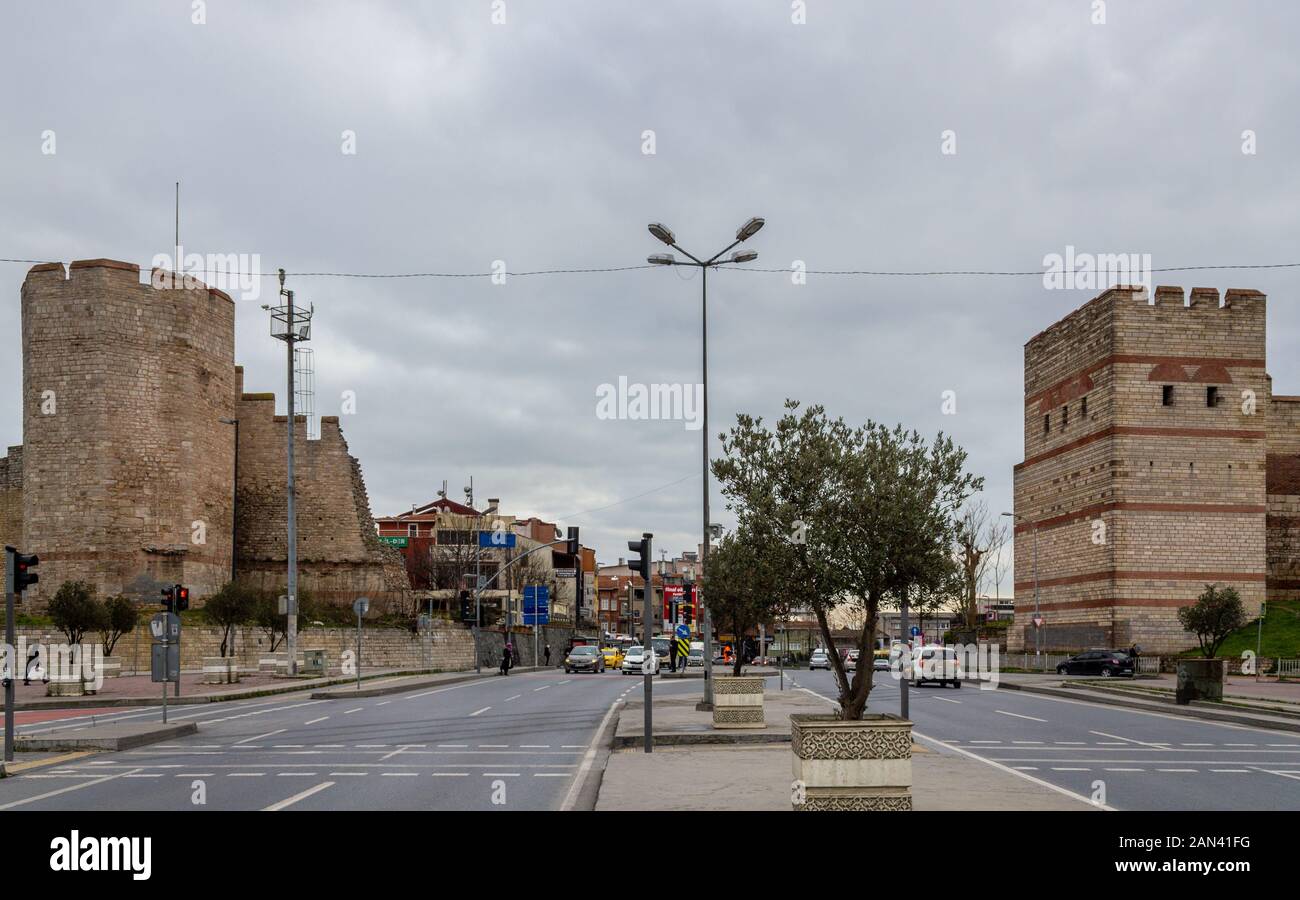 Roman wall surrounding castle hi-res stock photography and images - Alamy