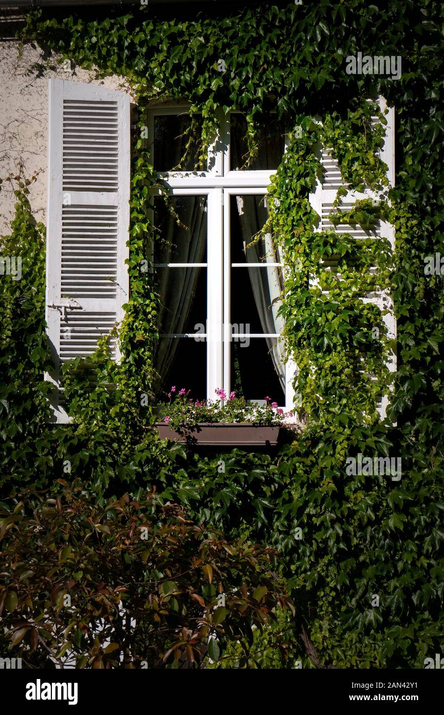 French chateau window hi-res stock photography and images - Alamy