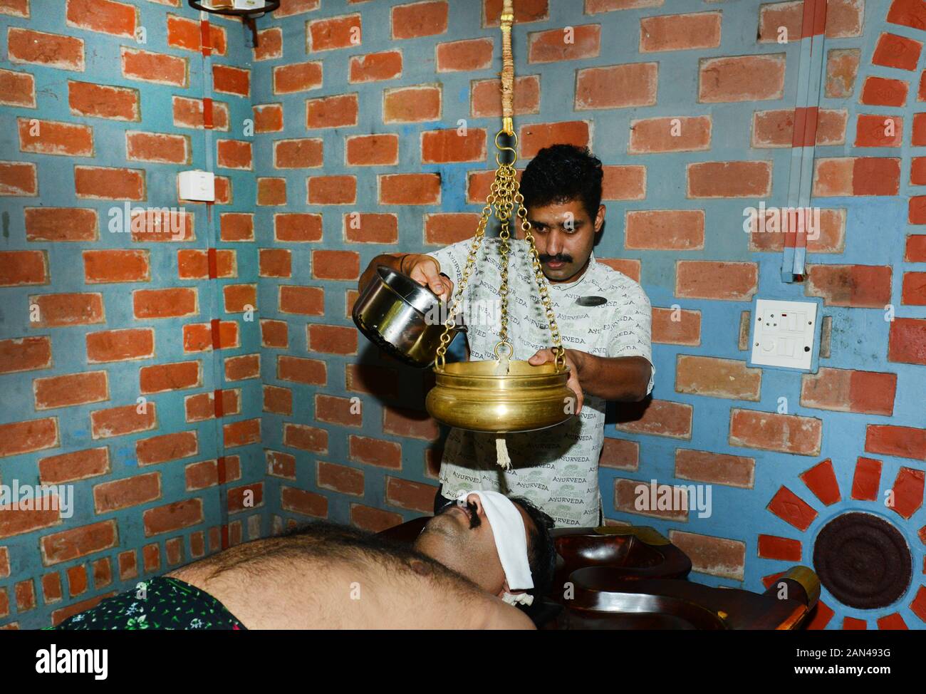 Shirodhara treatment hi-res stock photography and images - Alamy Shirodhara treatment hi-res stock photography and images - Alamy