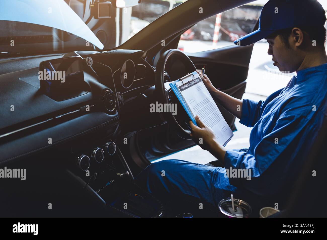 Inside mechanic garage hi-res stock photography and images - Alamy