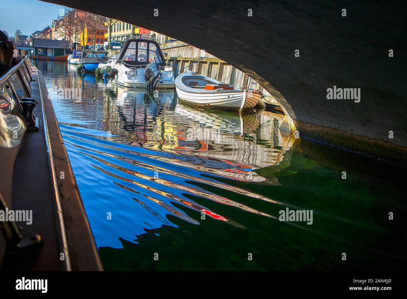 Boat sailing under harbour bridge hi-res stock photography and images ...