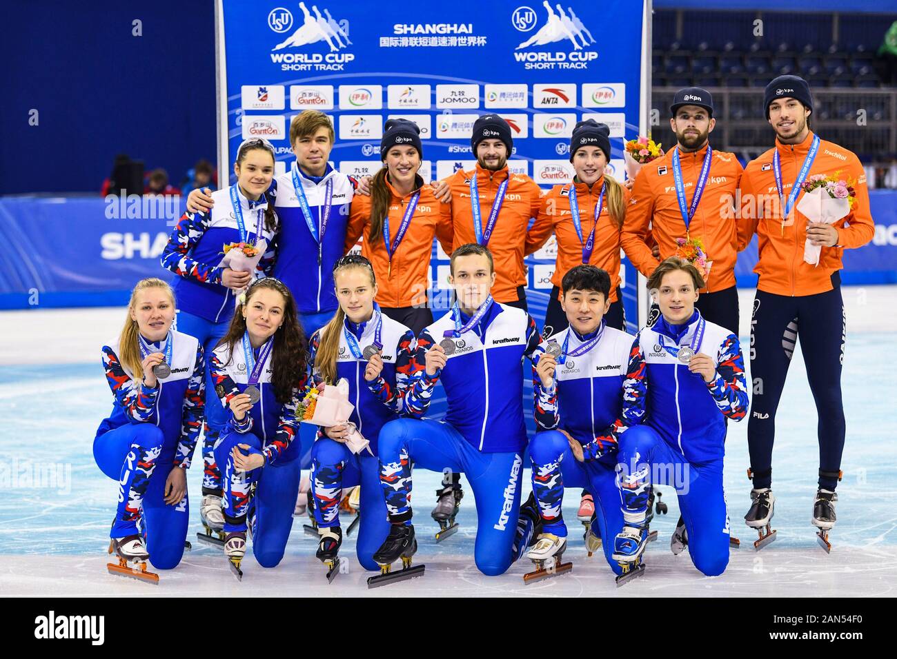 Team Netherlands wins the championship in mixed 2000m relay at ISU ...