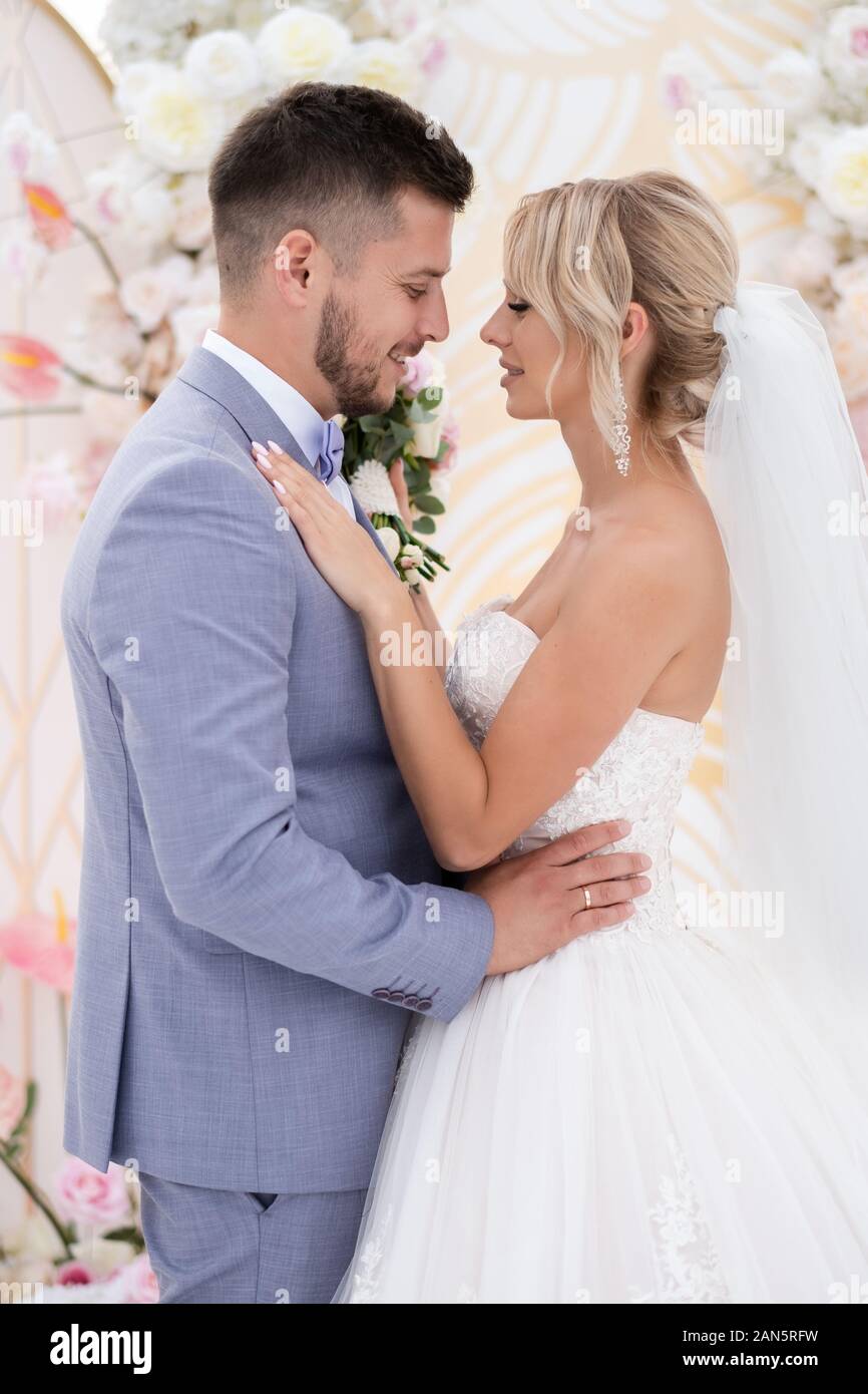 Beautiful wedding couple at the ceremony Stock Photo - Alamy