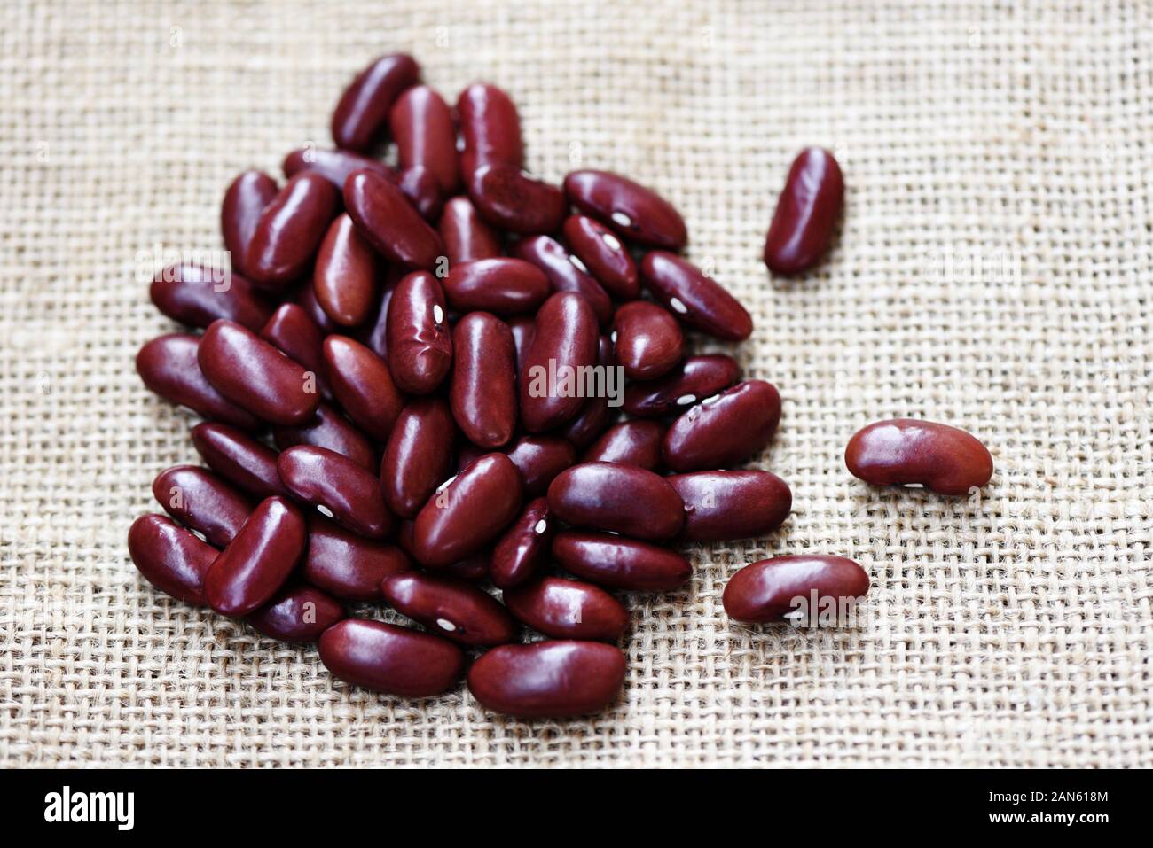 Red bean on sack background / Grains red kidney beans Stock Photo - Alamy