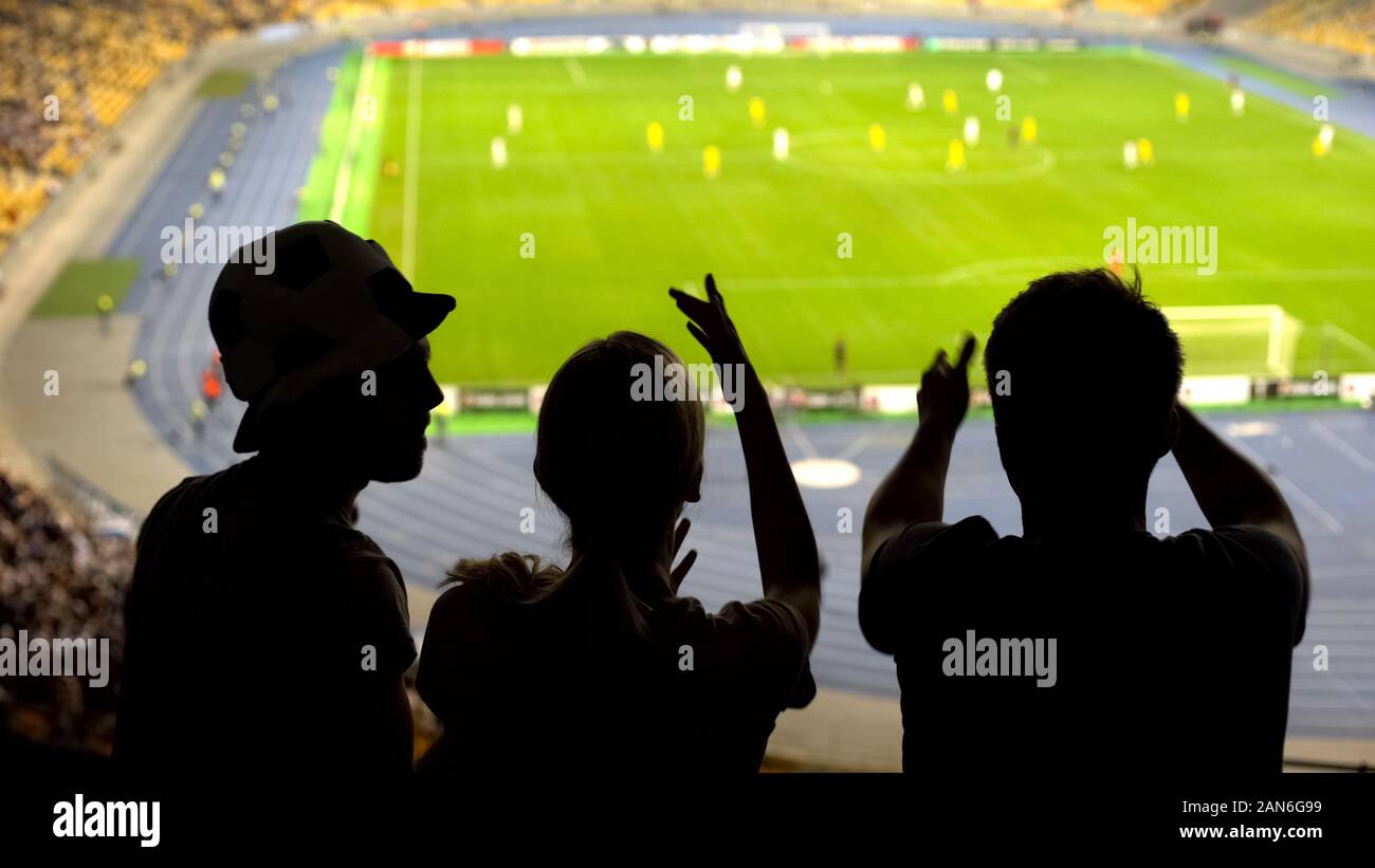 Angry men shouting group hi-res stock photography and images - Alamy