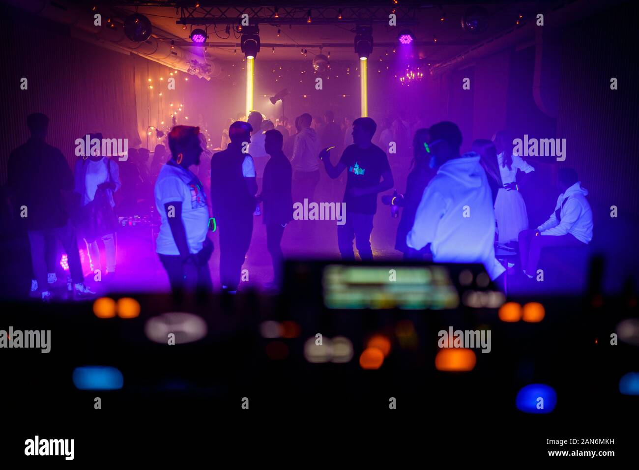 Night club dance floor hi-res stock photography and images - Alamy