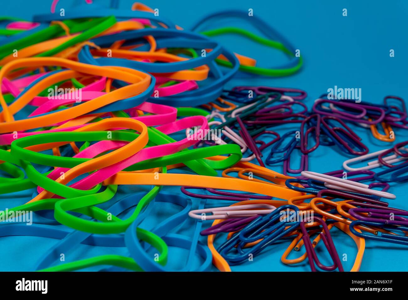 Rubber bands and paper clips hi-res stock photography and images - Alamy