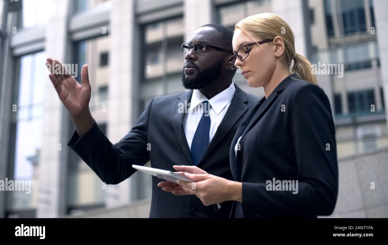 Engineers on site with computer hi-res stock photography and images - Alamy