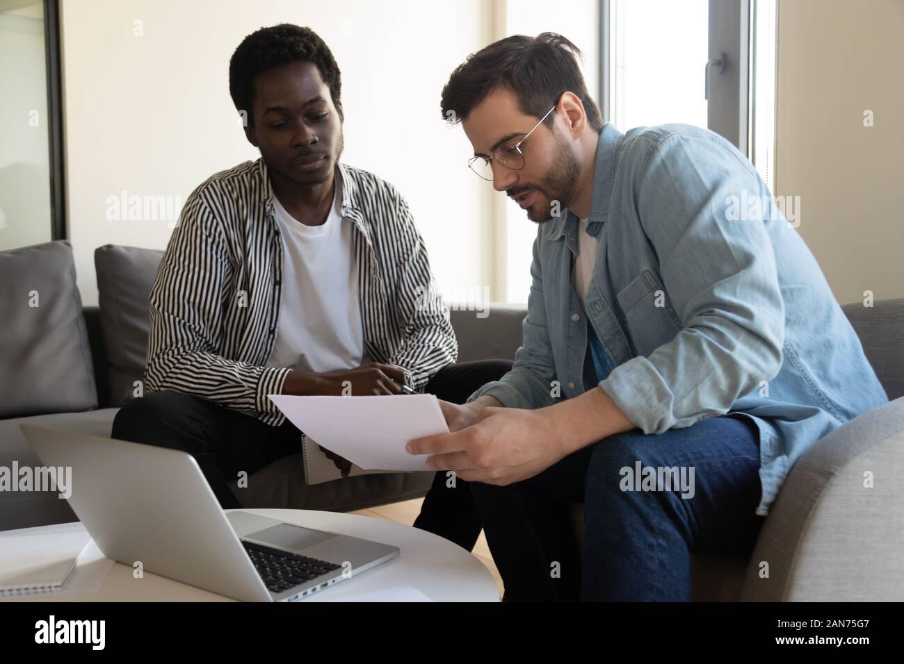 Paper handout for meeting hi-res stock photography and images - Alamy