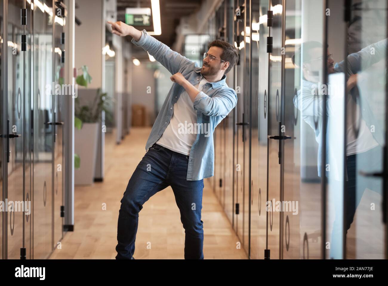 Office dance party hi-res stock photography and images - Alamy