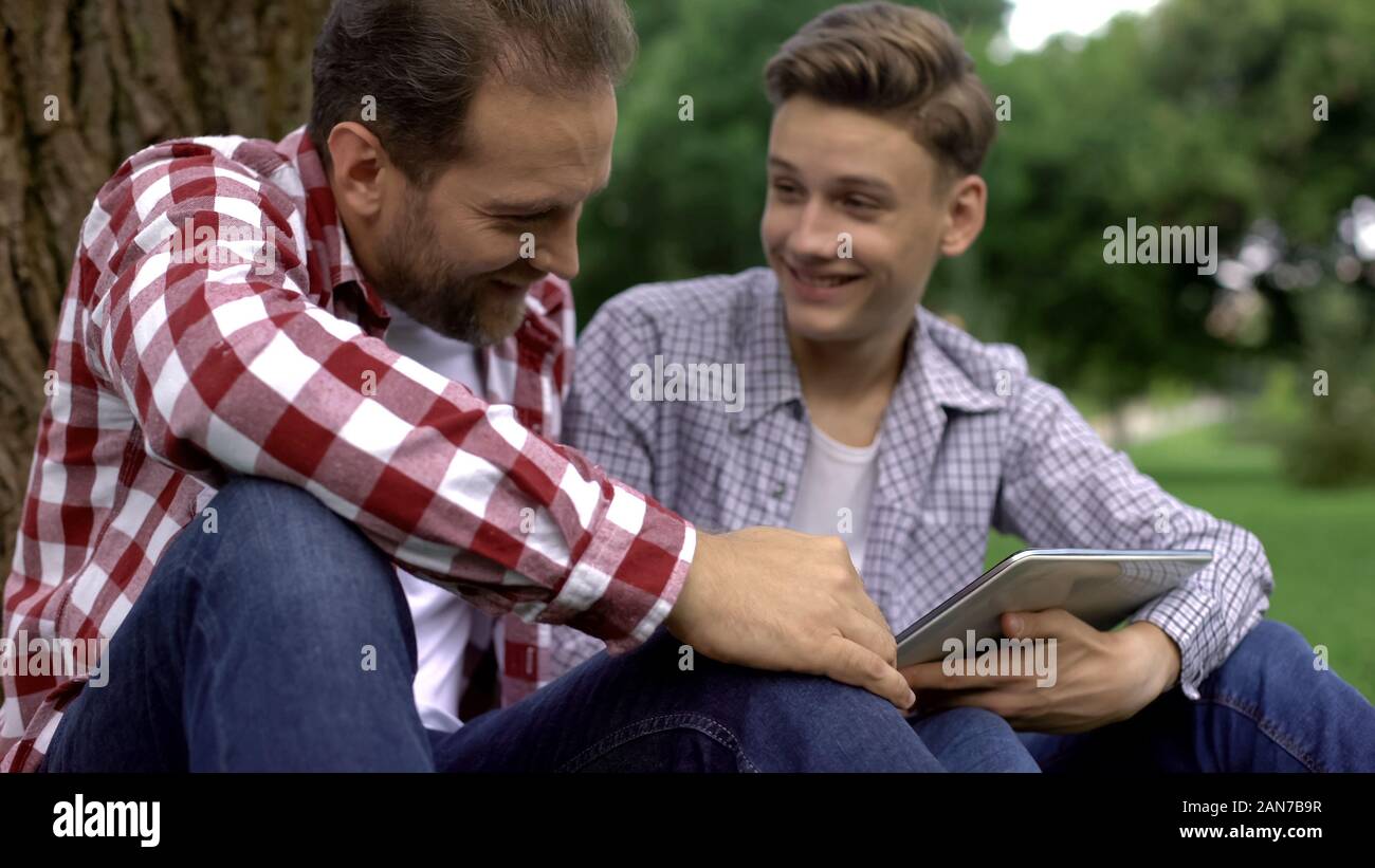 Teen son showing photos of his girlfriend to father, men talks, trust ...