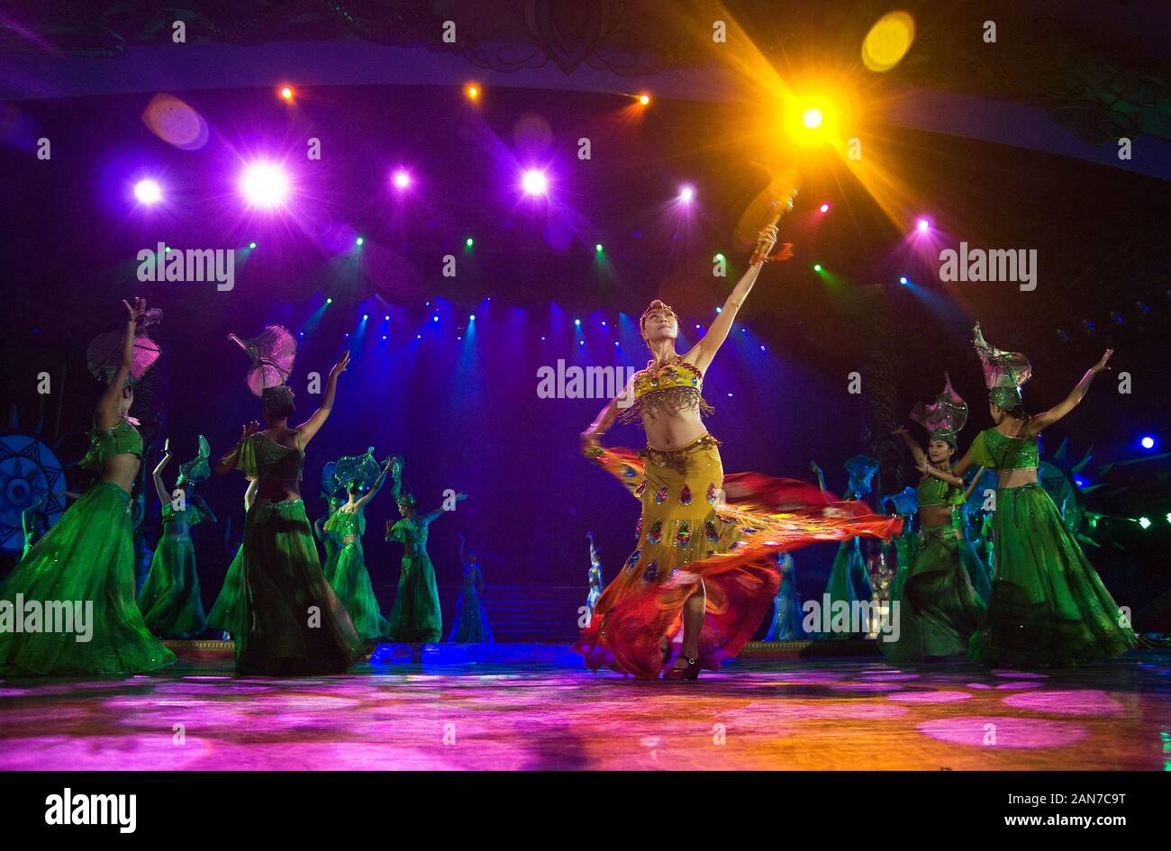 Women dance chinese traditional dance Stock Photo - Alamy
