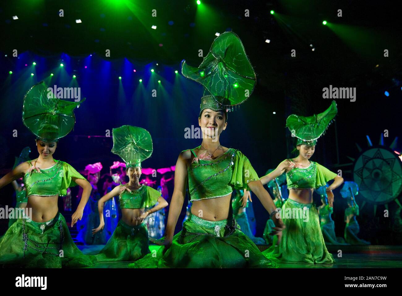 Women dance chinese traditional dance Stock Photo - Alamy