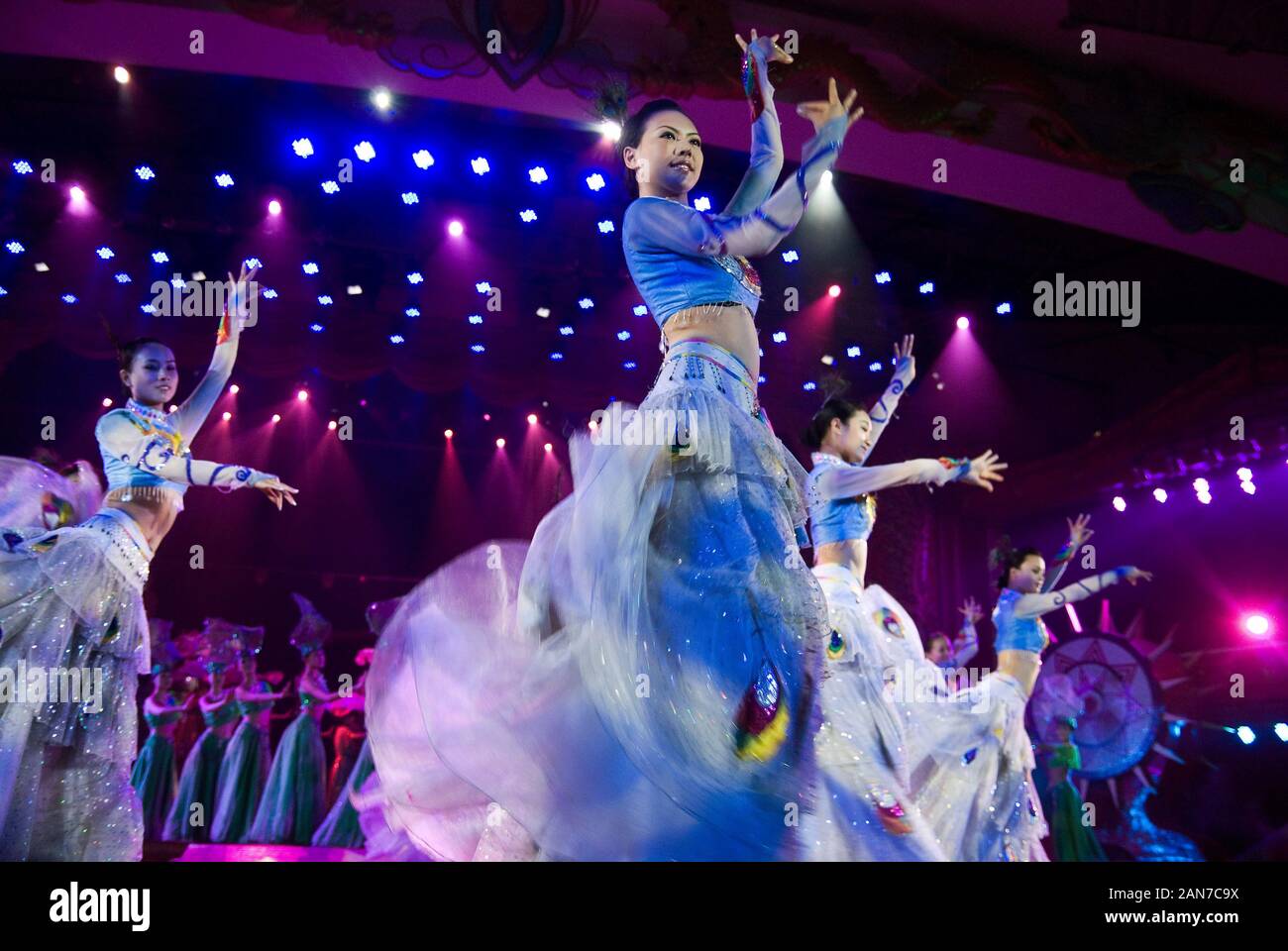 Women dance chinese traditional dance Stock Photo - Alamy