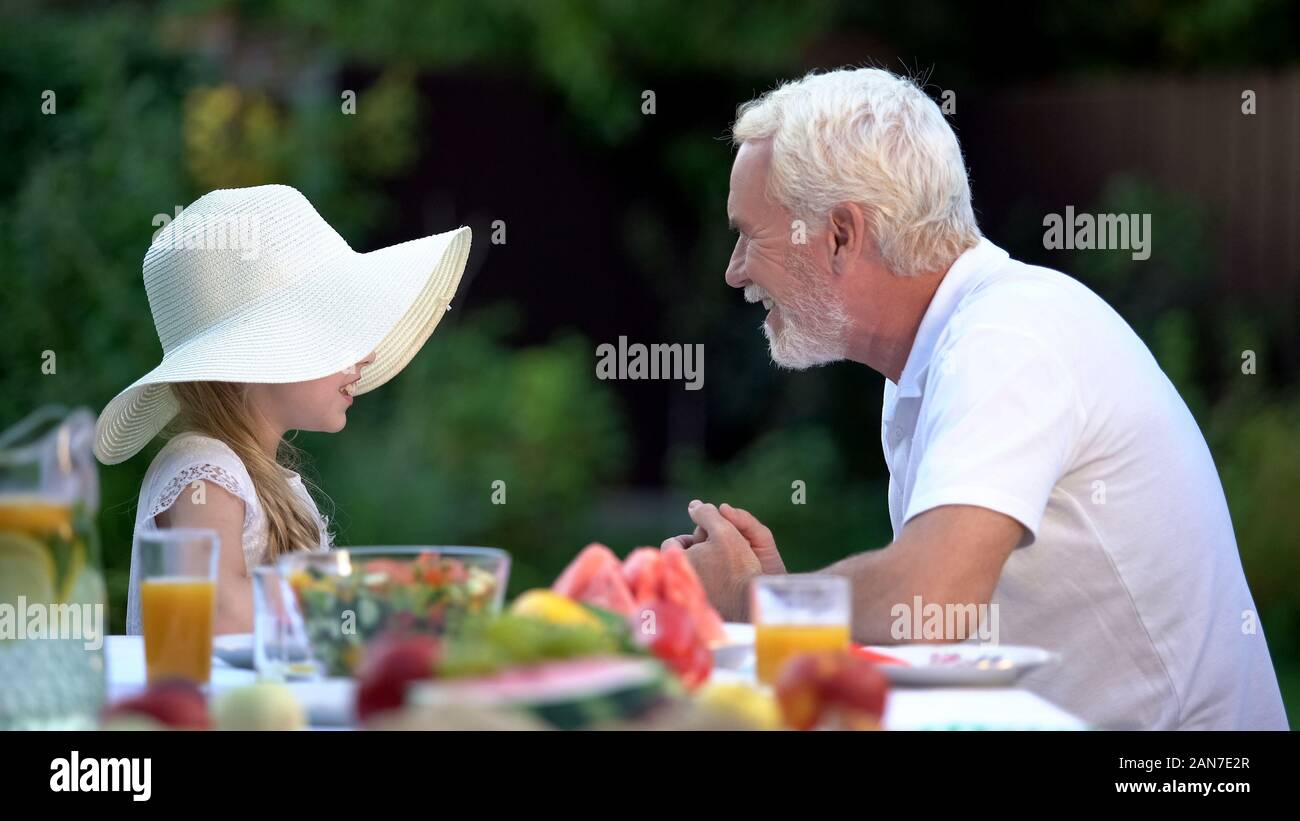 Grandfather telling story hi-res stock photography and images - Alamy