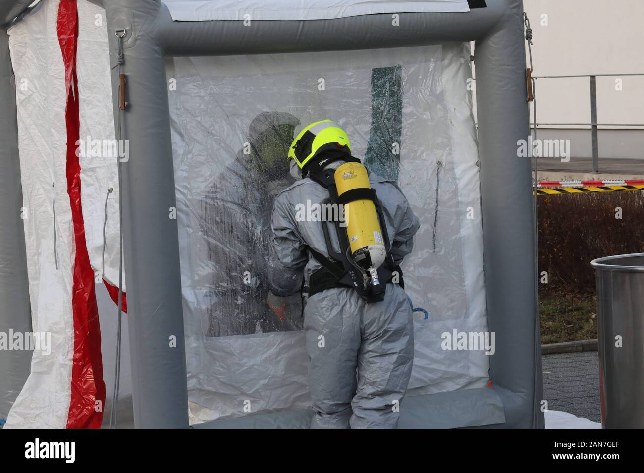 Gera, Germany. 16th Jan, 2020. An employee of the fire brigade is ...
