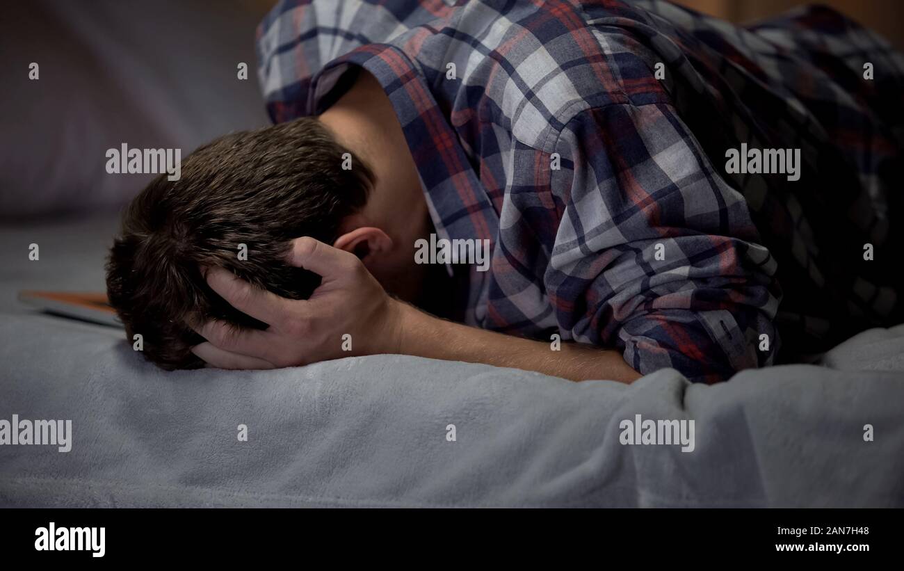 Man crying bed hi-res stock photography and images - Alamy