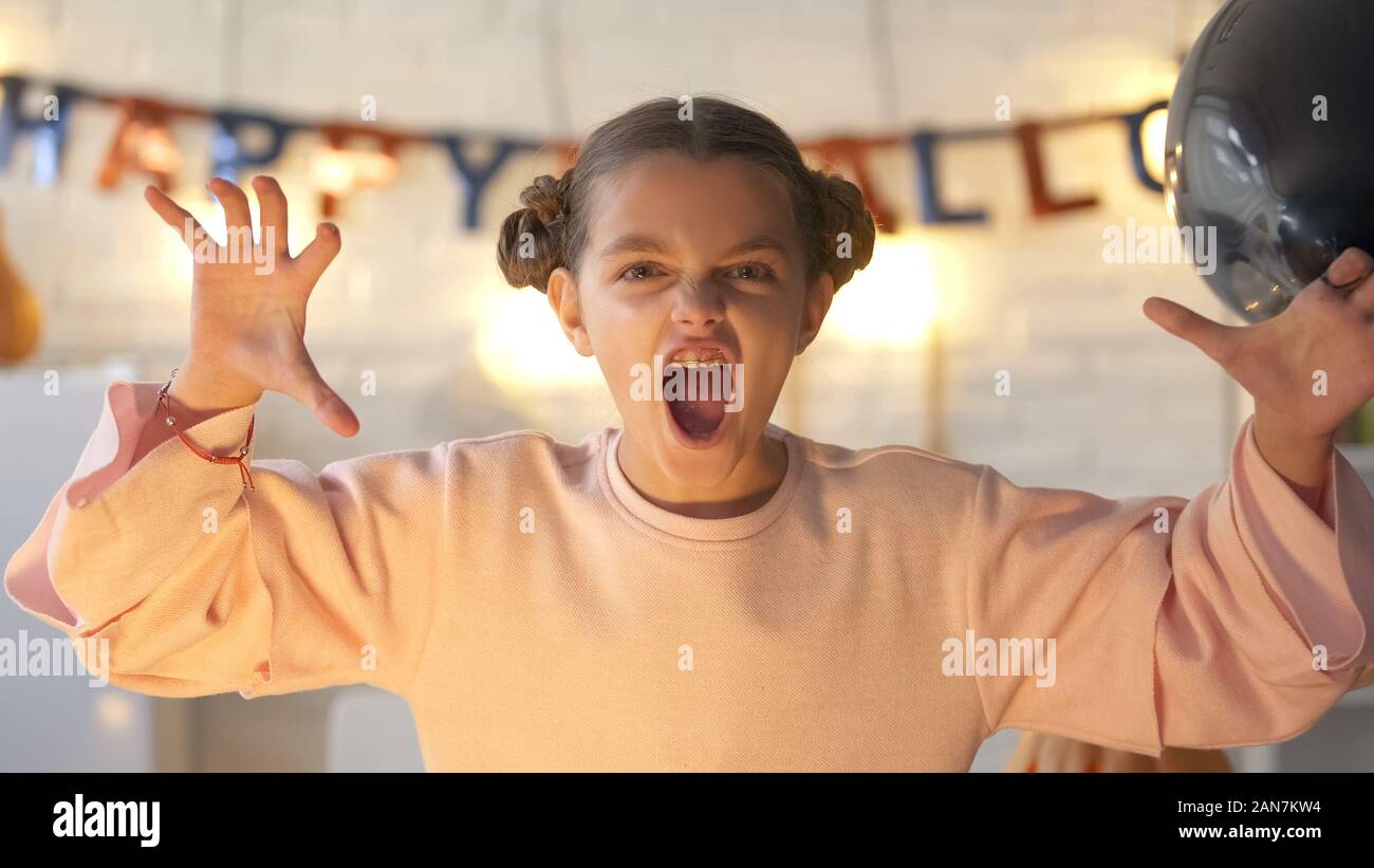 Child scaring halloween hi-res stock photography and images - Alamy