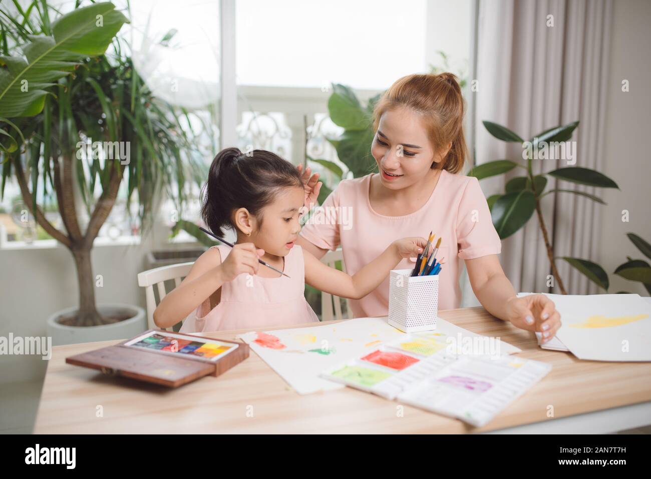 Mother teaches her child how to draw Stock Photo - Alamy