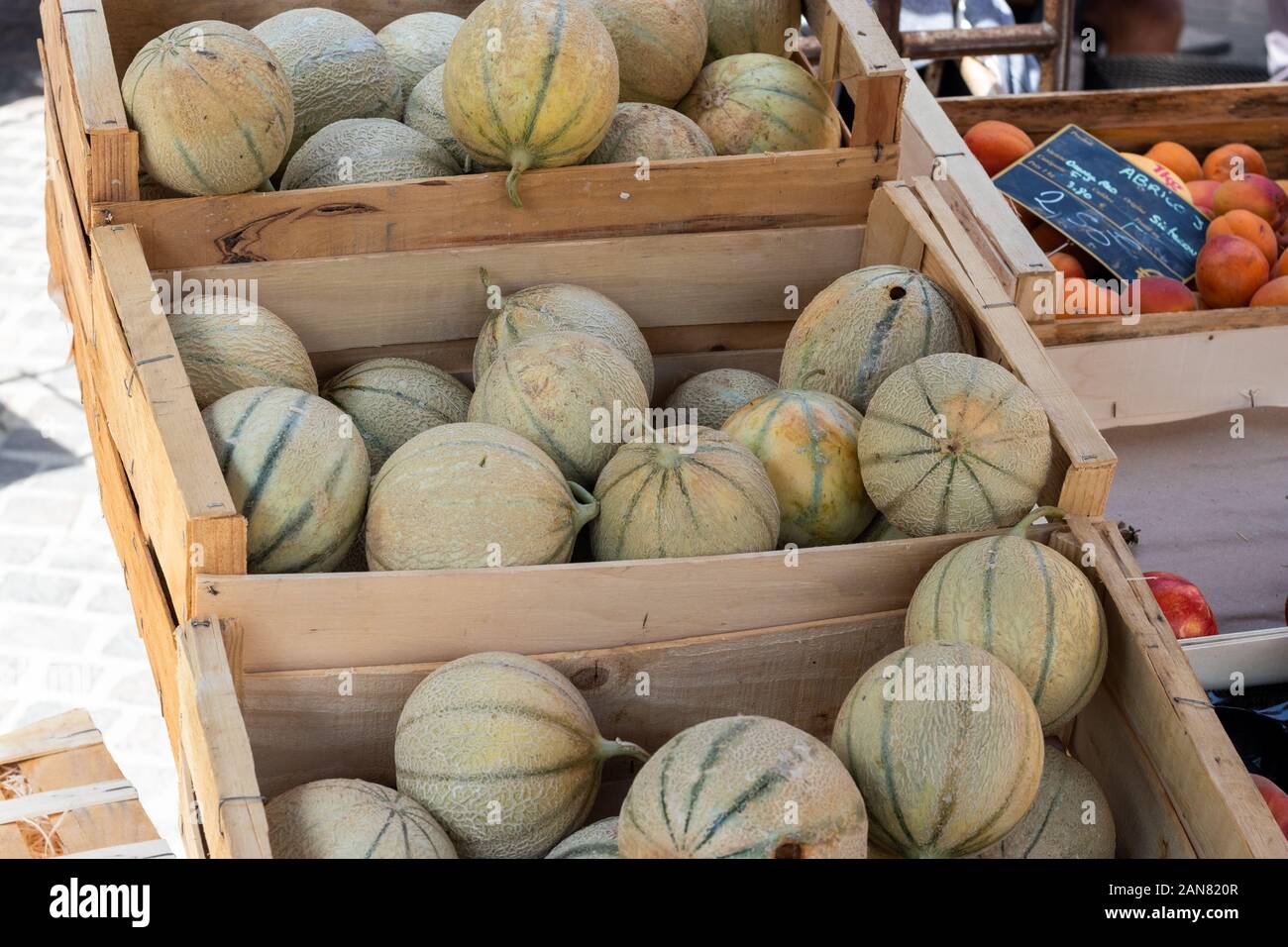 Stand de melons au marché Stock Photo - Alamy