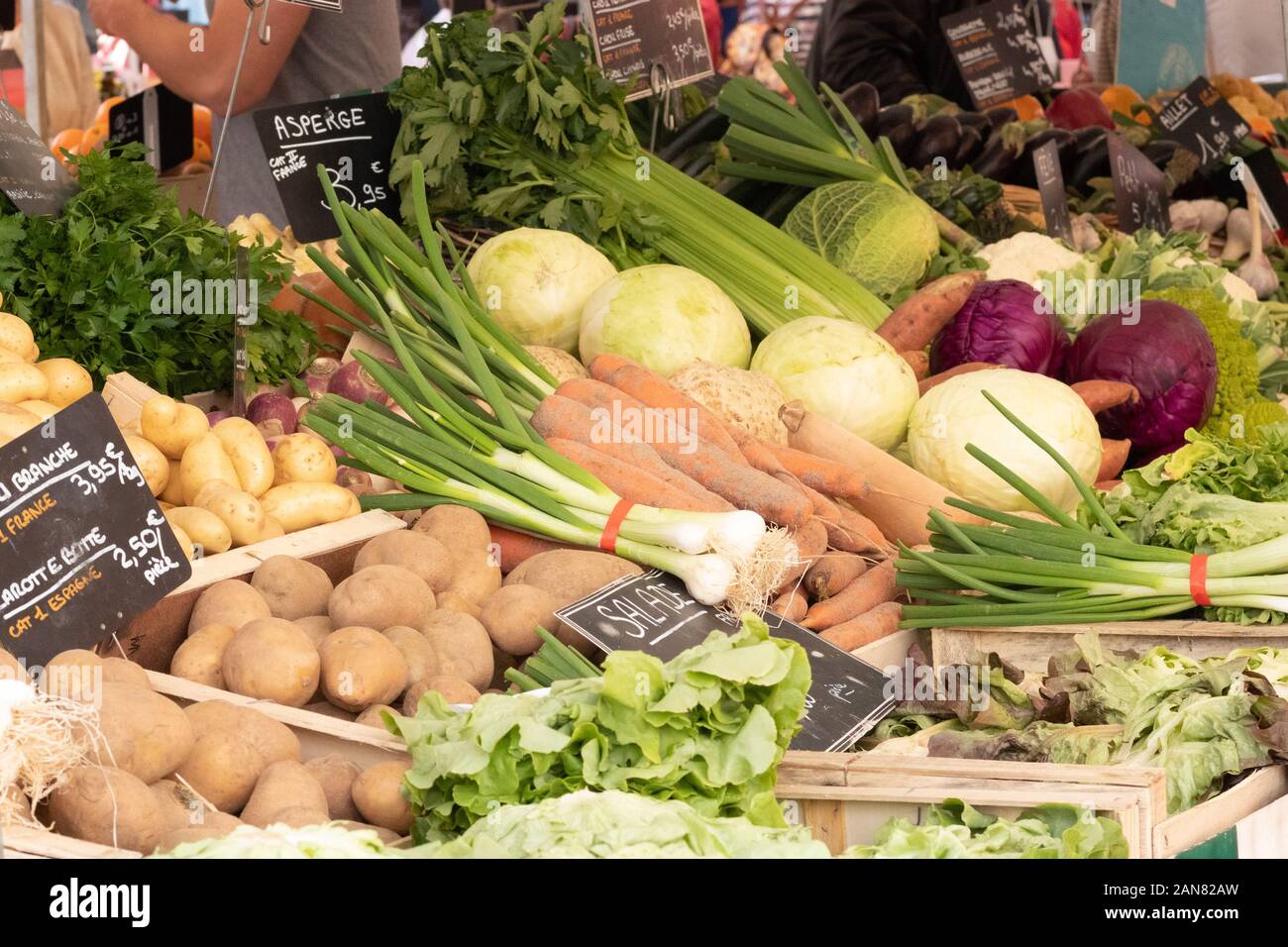 Stand de légumes au marché Stock Photo - Alamy