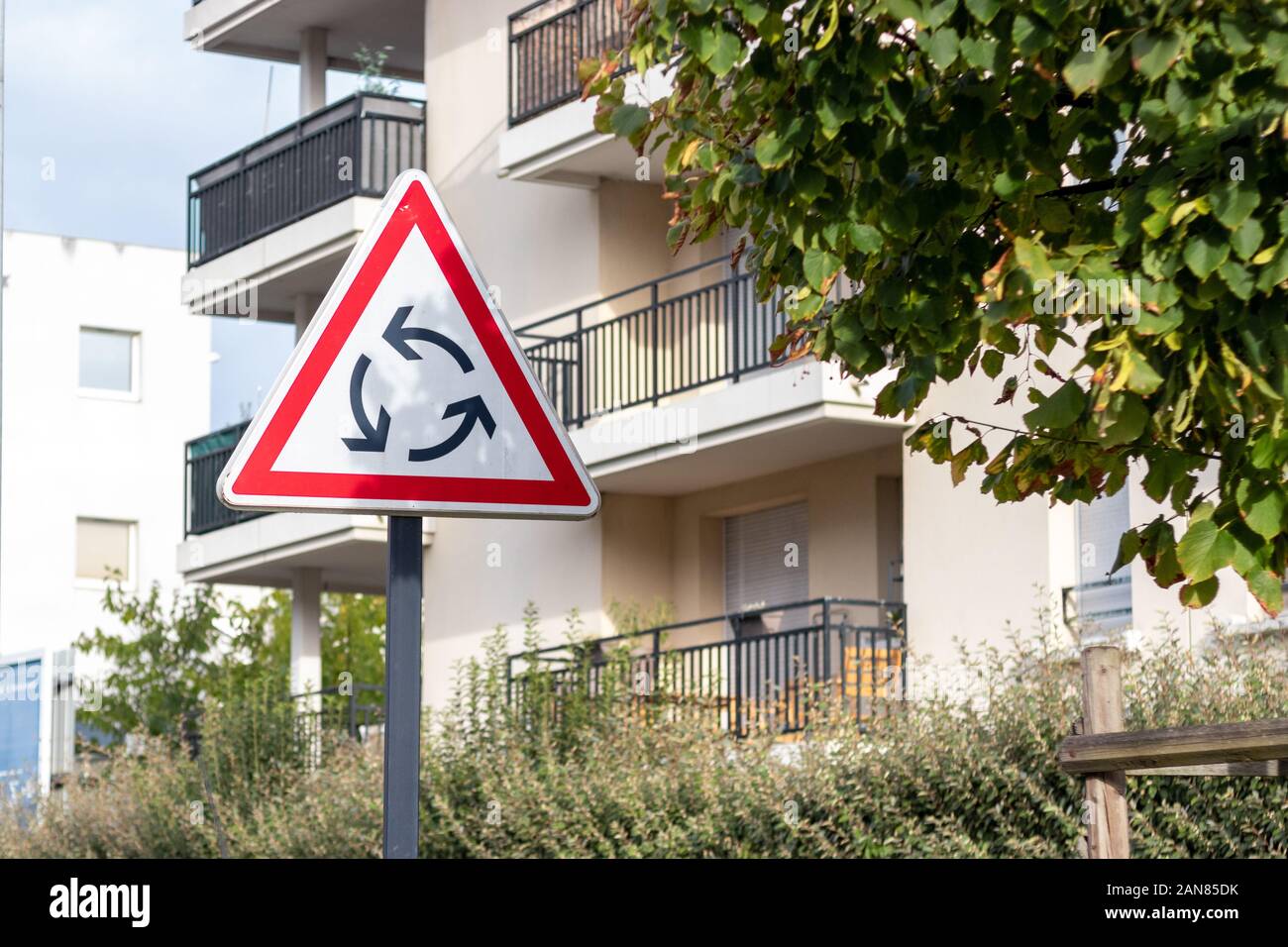 Panneau d'avertissement de sens giratoire ou rond point Stock Photo - Alamy