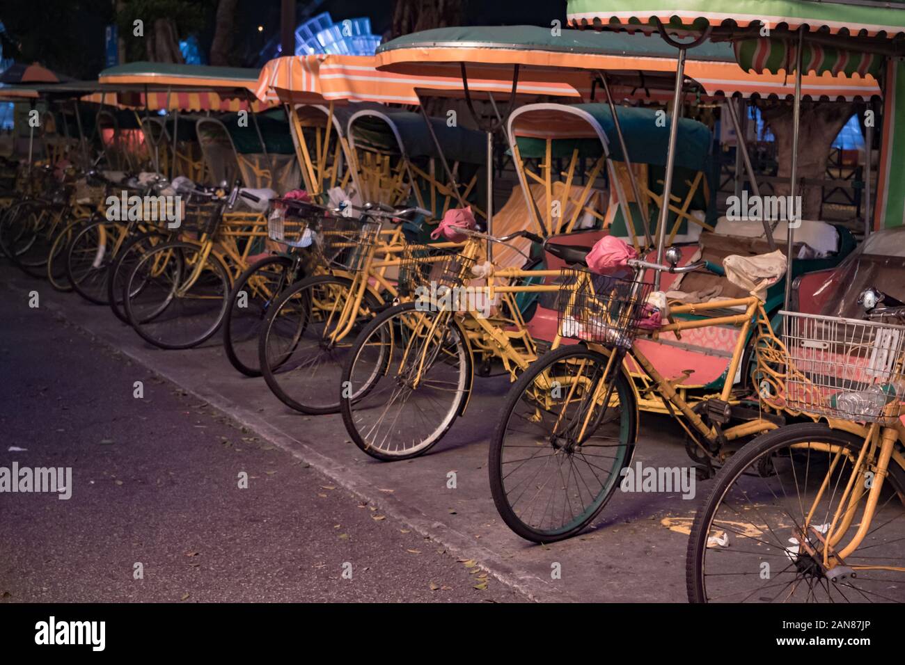 Chinese rickshaw traffic hi-res stock photography and images - Alamy