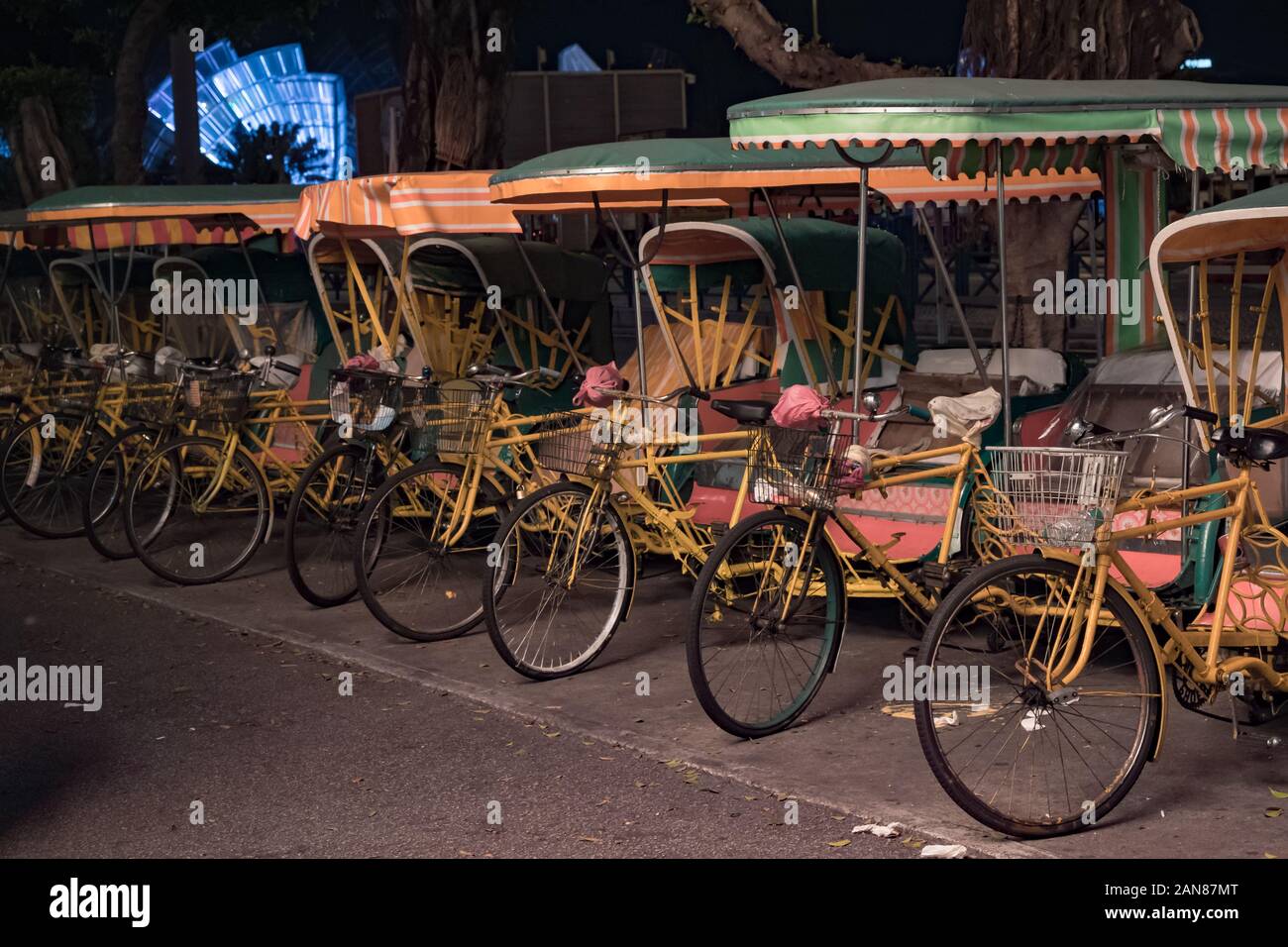 Chinese rickshaw traffic hi-res stock photography and images - Alamy