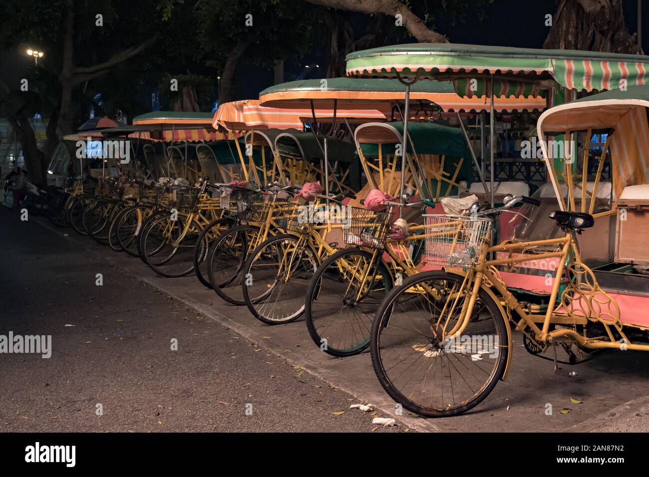 Chinese rickshaw traffic hi-res stock photography and images - Alamy