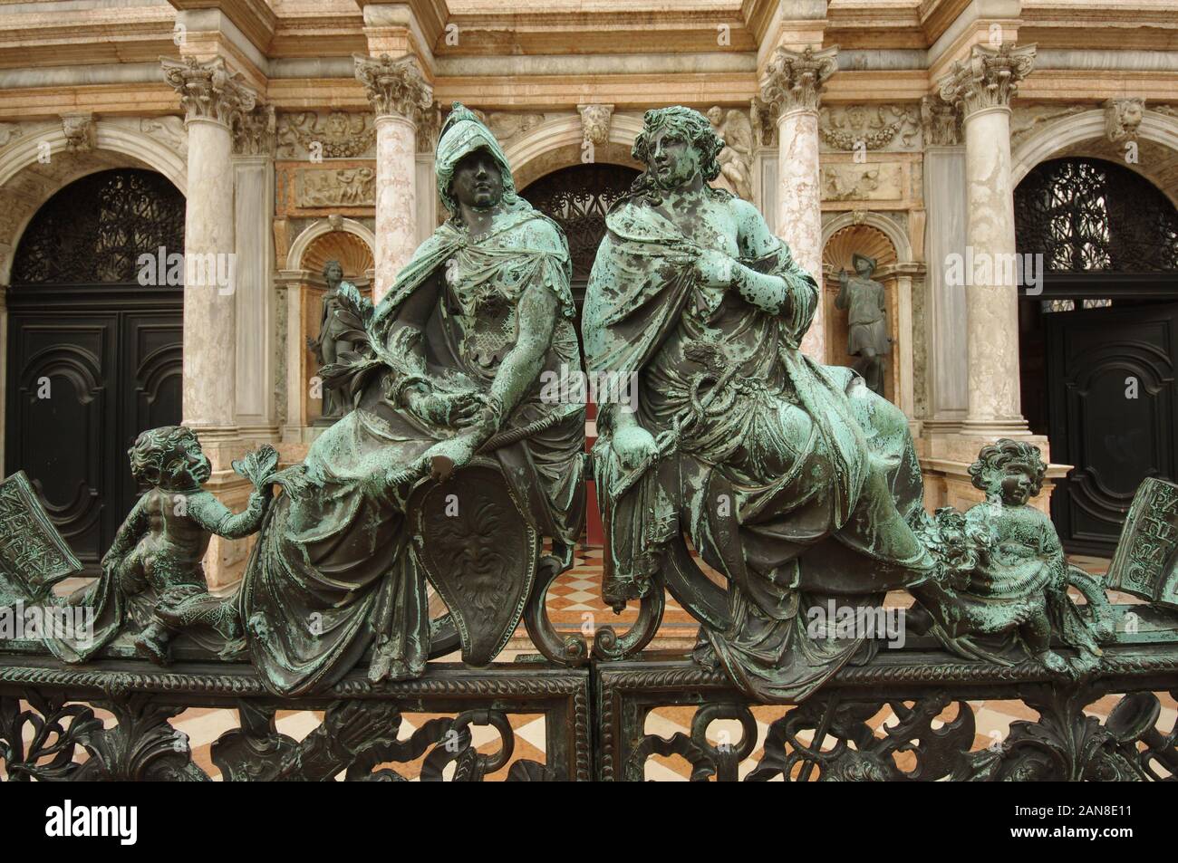 Metal statues hi-res stock photography and images - Alamy