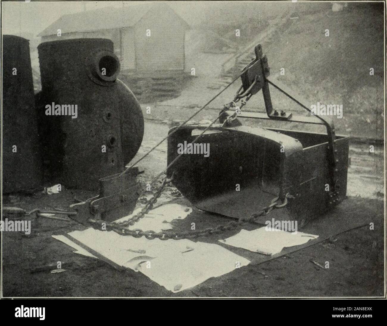 Clam shell crane bucket hi-res stock photography and images - Alamy