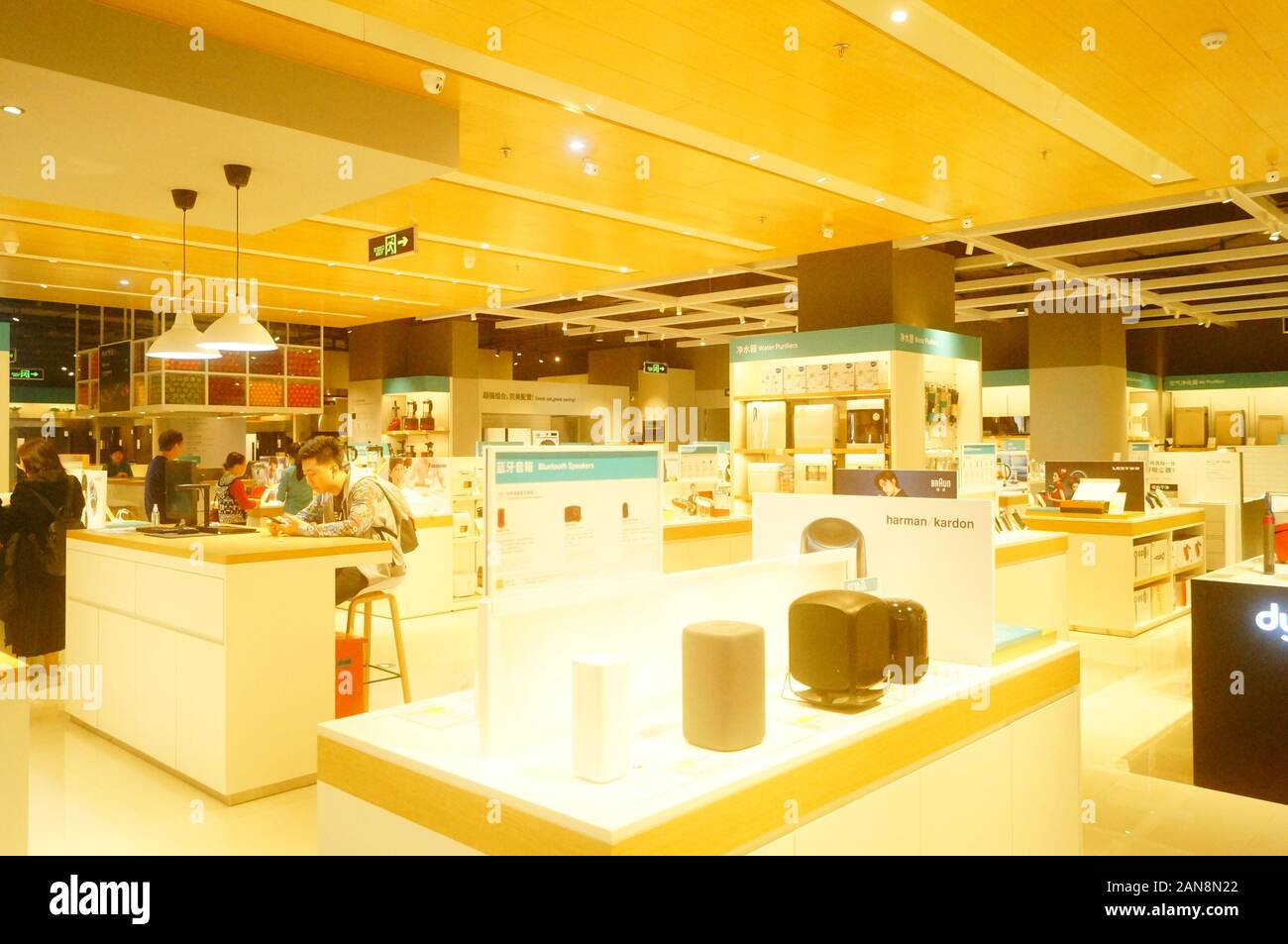 Shenzhen, China: view of shundian electronics mall Stock Photo - Alamy