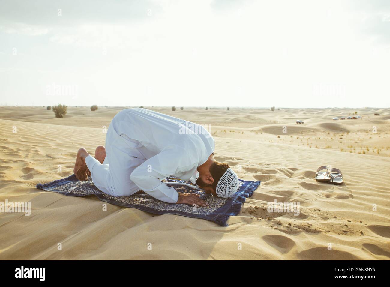 Adult men from dubai hi-res stock photography and images - Alamy