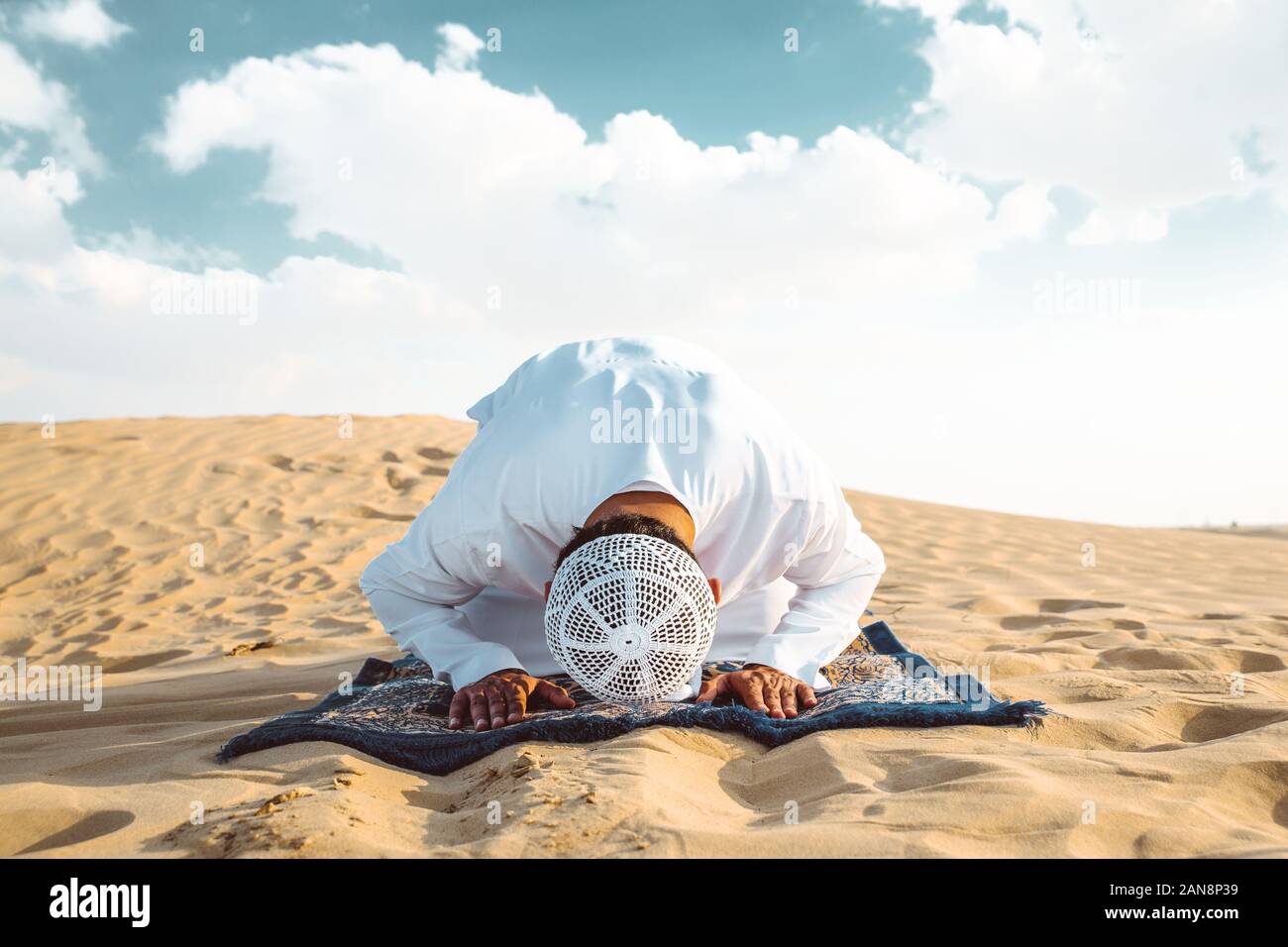 Adult men from dubai hi-res stock photography and images - Alamy