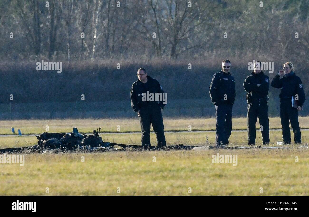 Strausberg, Germany. 16th Jan, 2020. Police officers and forensic ...