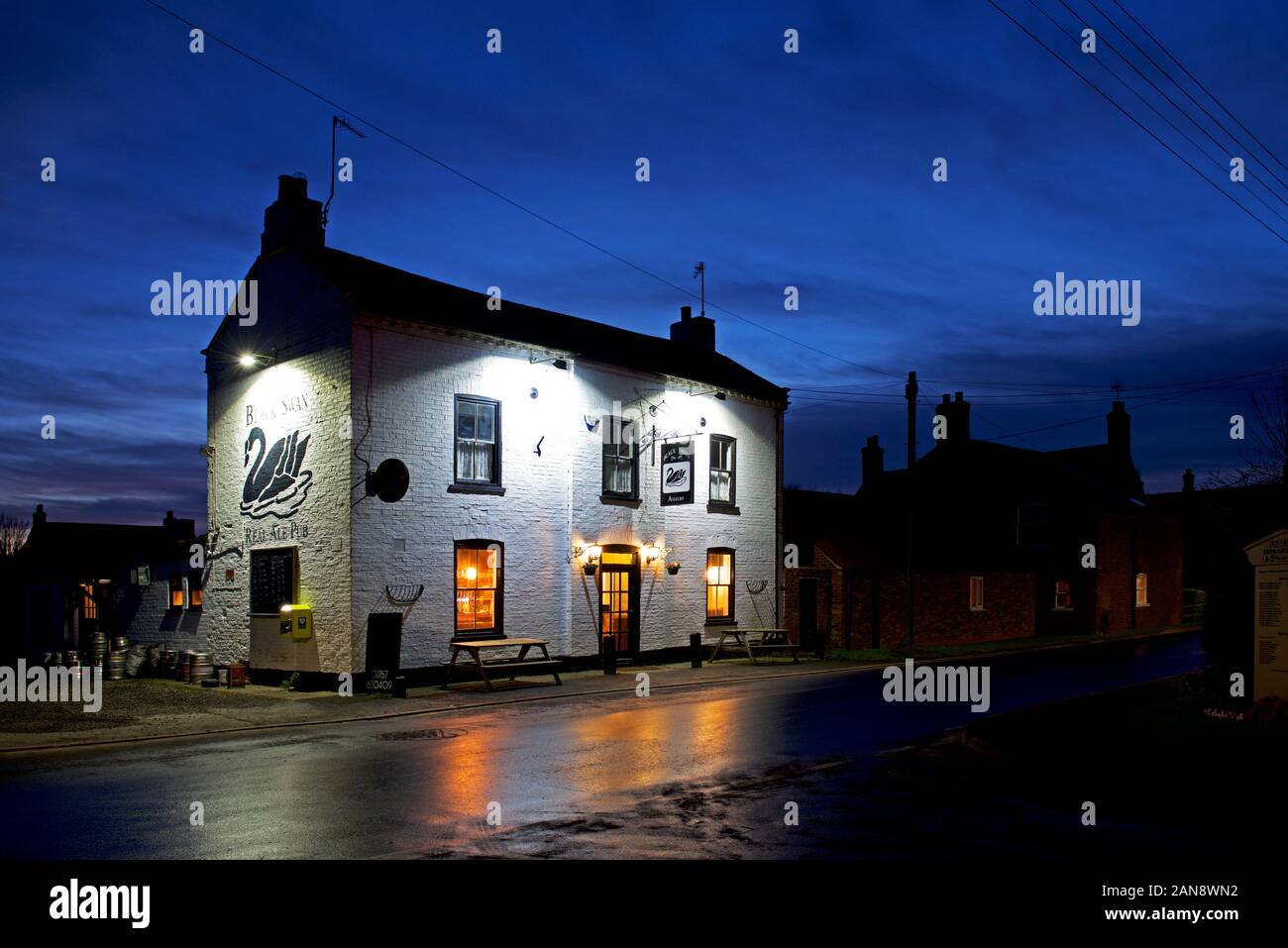 English village pub at dusk hi-res stock photography and images - Alamy