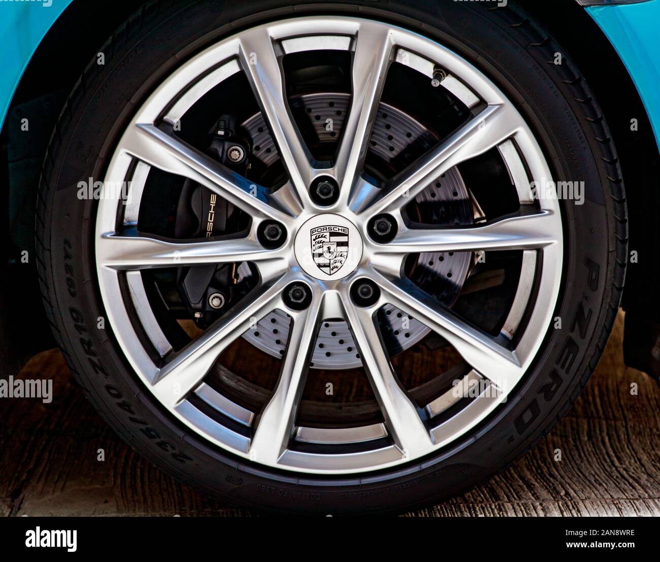 Closeup pf Porsche logo on wheels Stock Photo - Alamy
