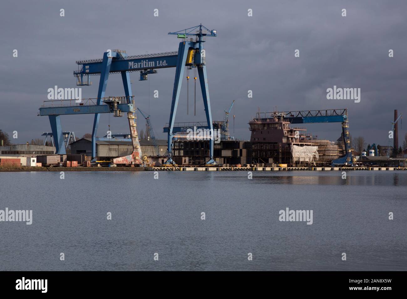 Shipyard gantry cranes hi-res stock photography and images - Alamy